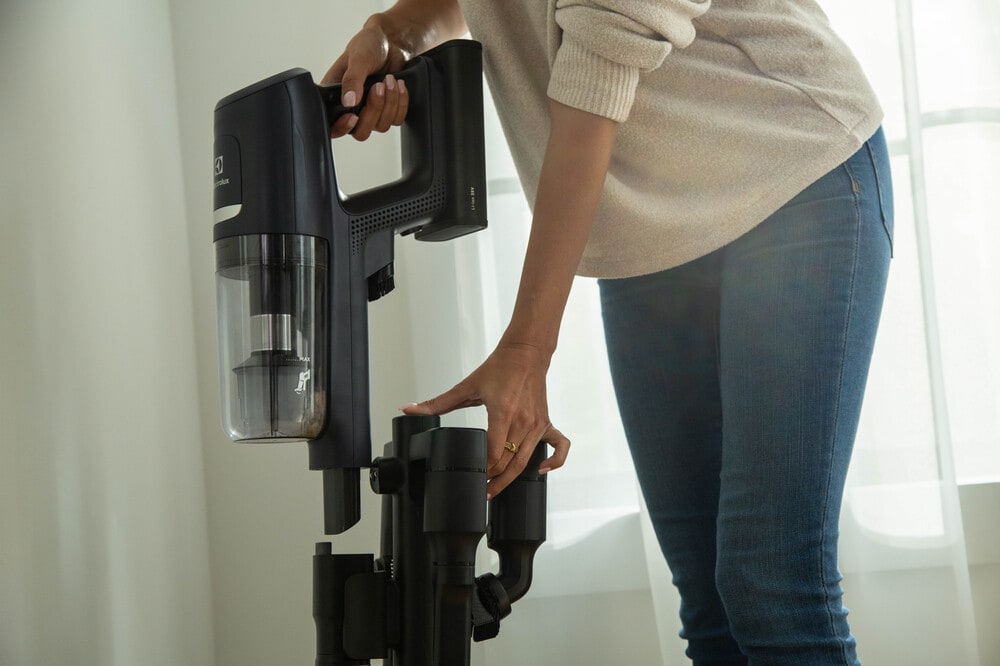 Electrolux EHVS85H3AD Ultimate800™ Multi-Surface Cordless Stick Vacuum ...